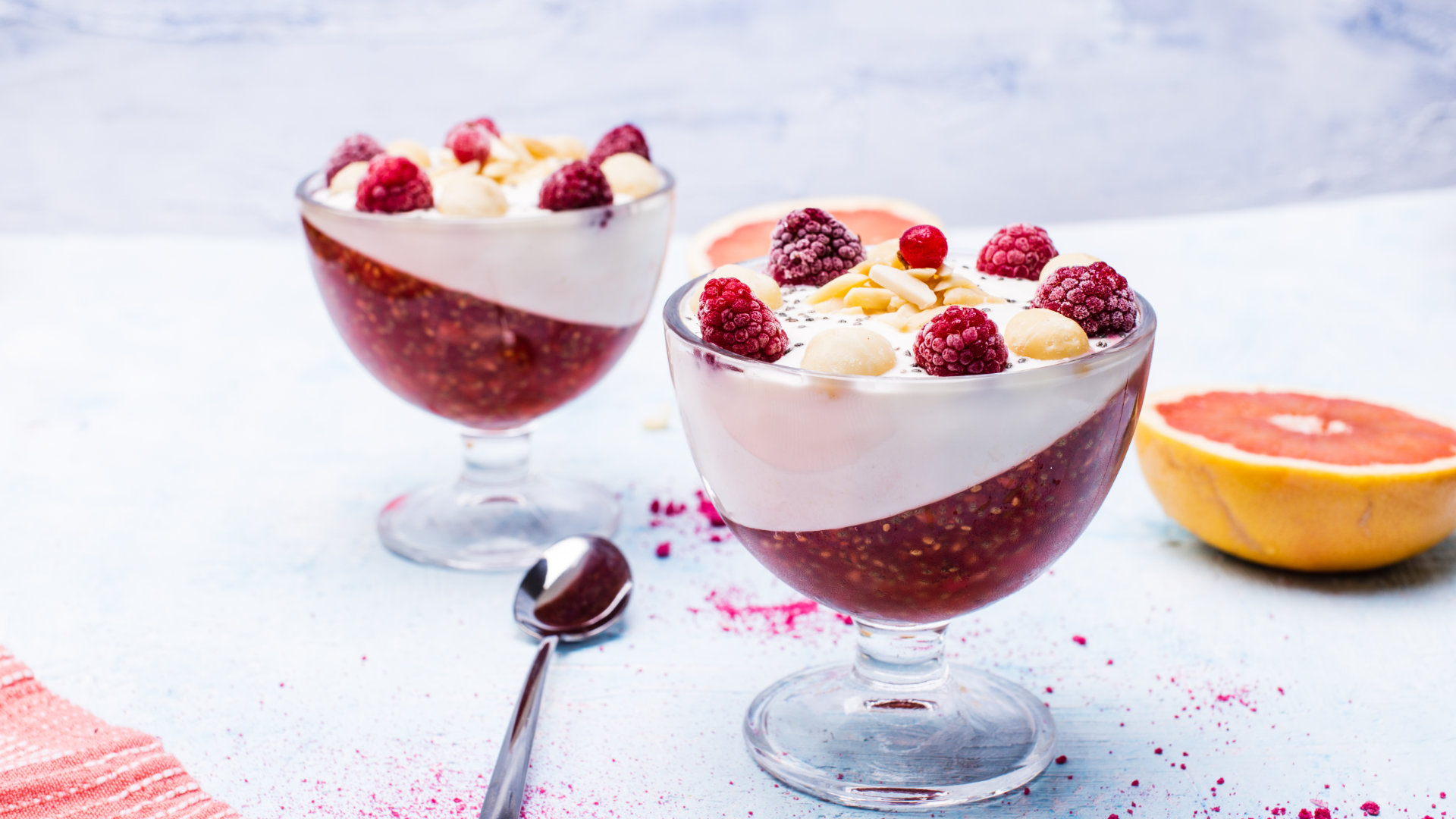 Galaretka malinowa z chia, jogurtem greckim, owocami i orzechami – KRESTO